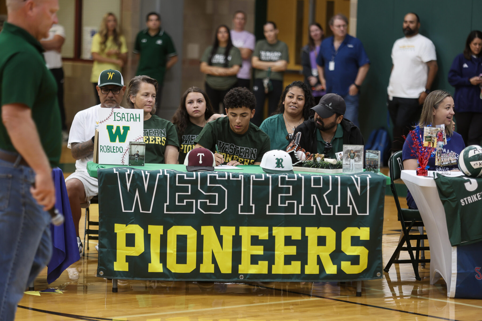 Isaiah Robledo Signs with Western Oklahoma State College – Rattler Sports